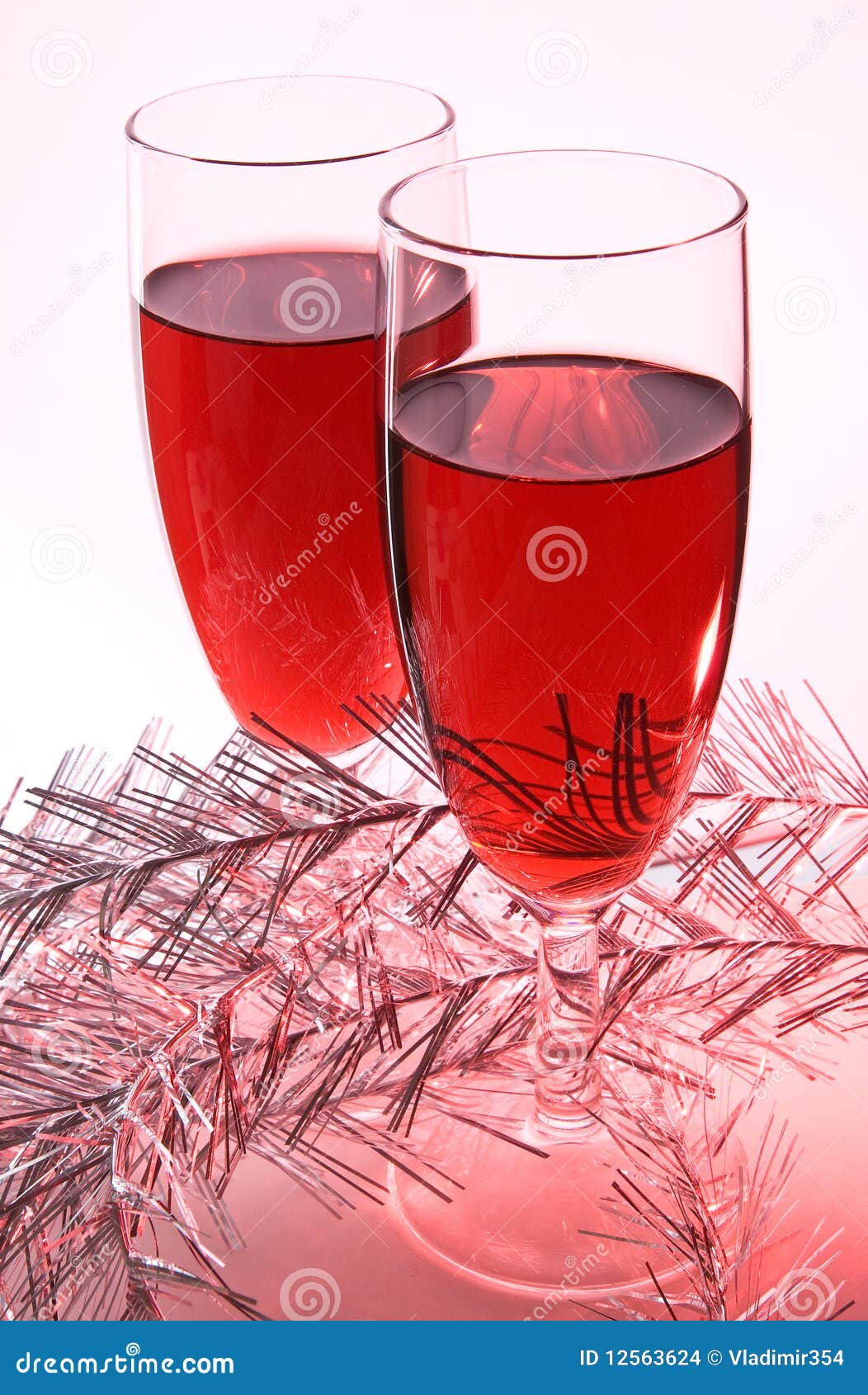 绯红色酒 库存照片. 图片 包括有 红色, 节假日, 装饰品, 树莓, 饮料, 葡萄酒, 空白, 玻璃, 透明 - 12563624