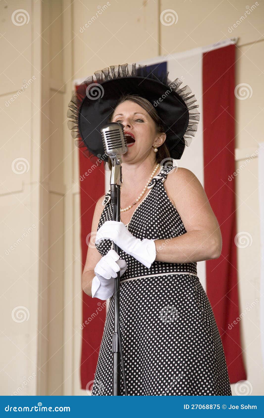 1940s Style Singer Performing at Mid-Atlantic Air Museum Editorial ...