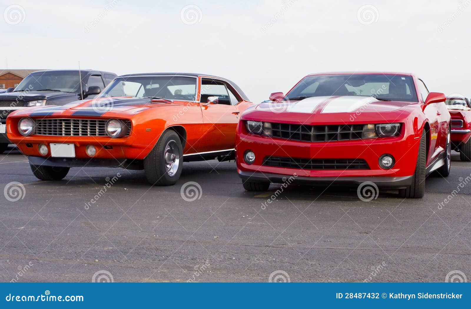 1969 Et 2013 Rouge Chevolet Camaros Photo stock - Image du voiture ...
