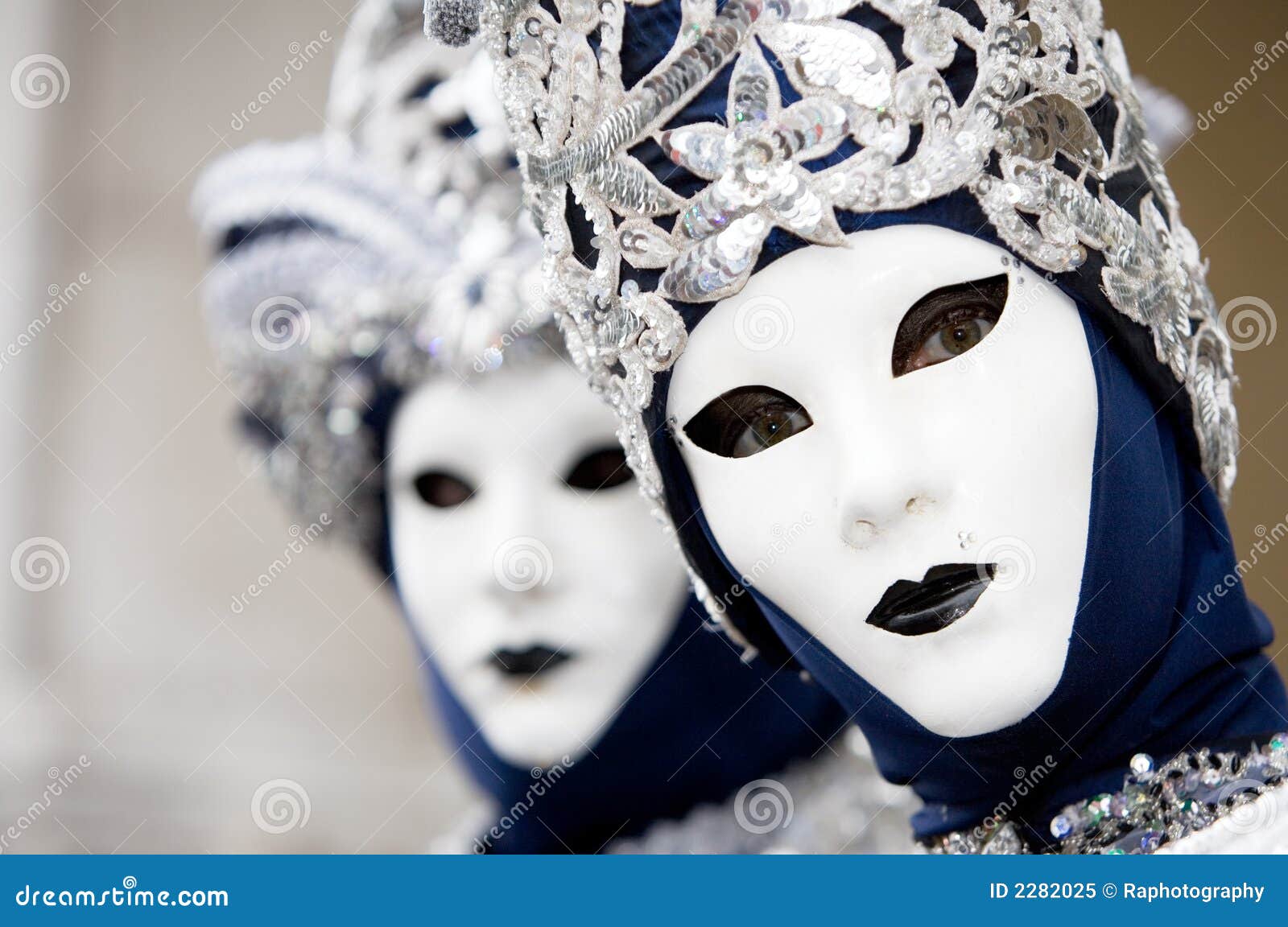 2 Venetianen in Carnaval Maskers Stock Afbeelding - Image of italië ...