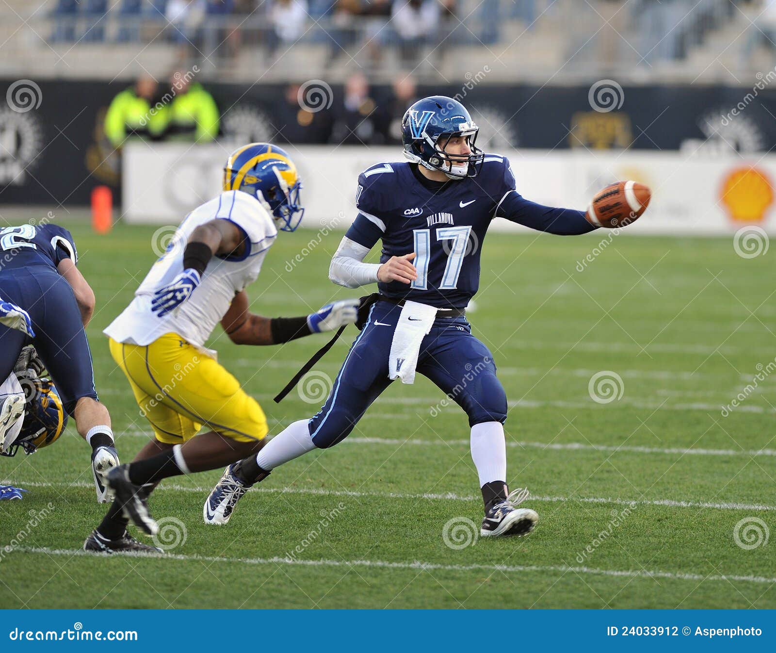 2011 NCAA Football - Quarterback Pitches Editorial Photography - Image ...