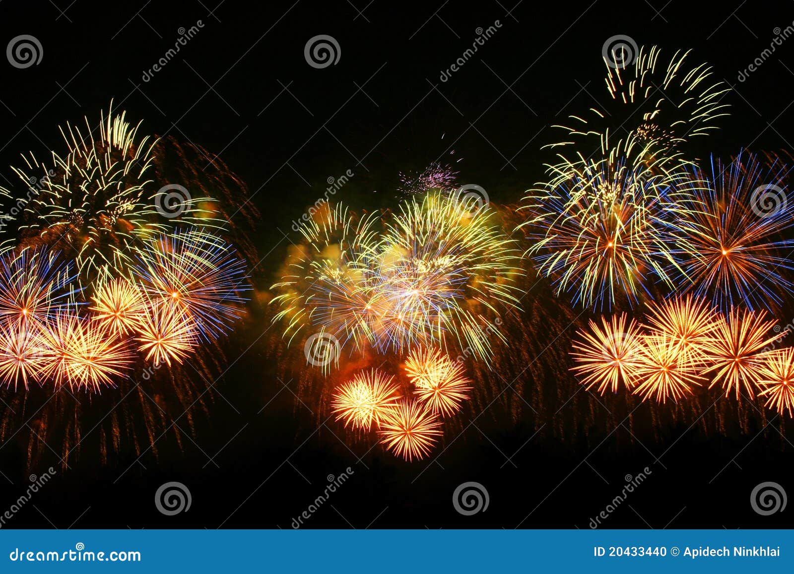 3 Gruppi Di Fuochi D'artificio Fotografia Stock - Immagine di ...