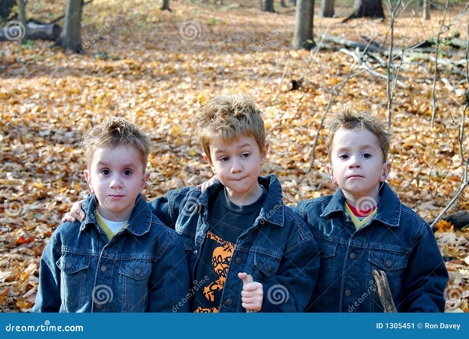 3 hermanos imagen de archivo. Imagen de hermanos, aventura - 1305451