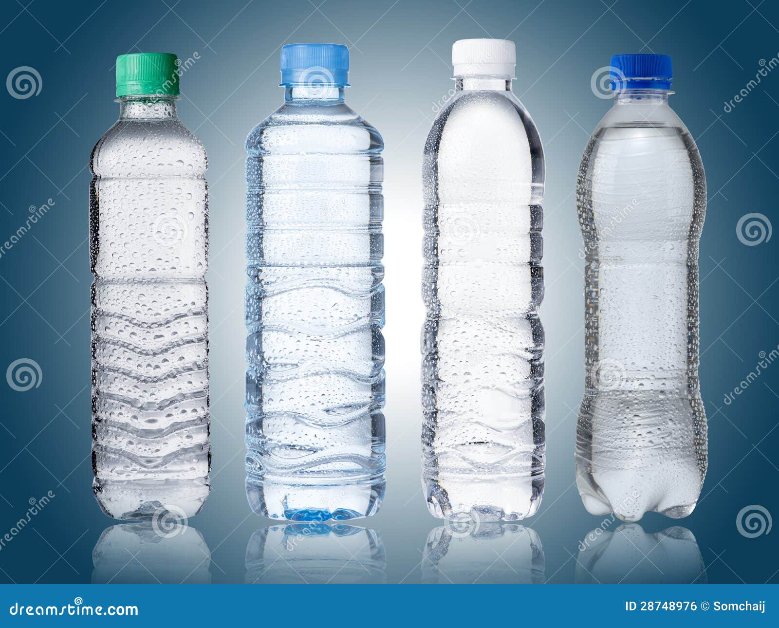 4 botellas de agua en azul foto de archivo. Imagen de cubo - 28748976