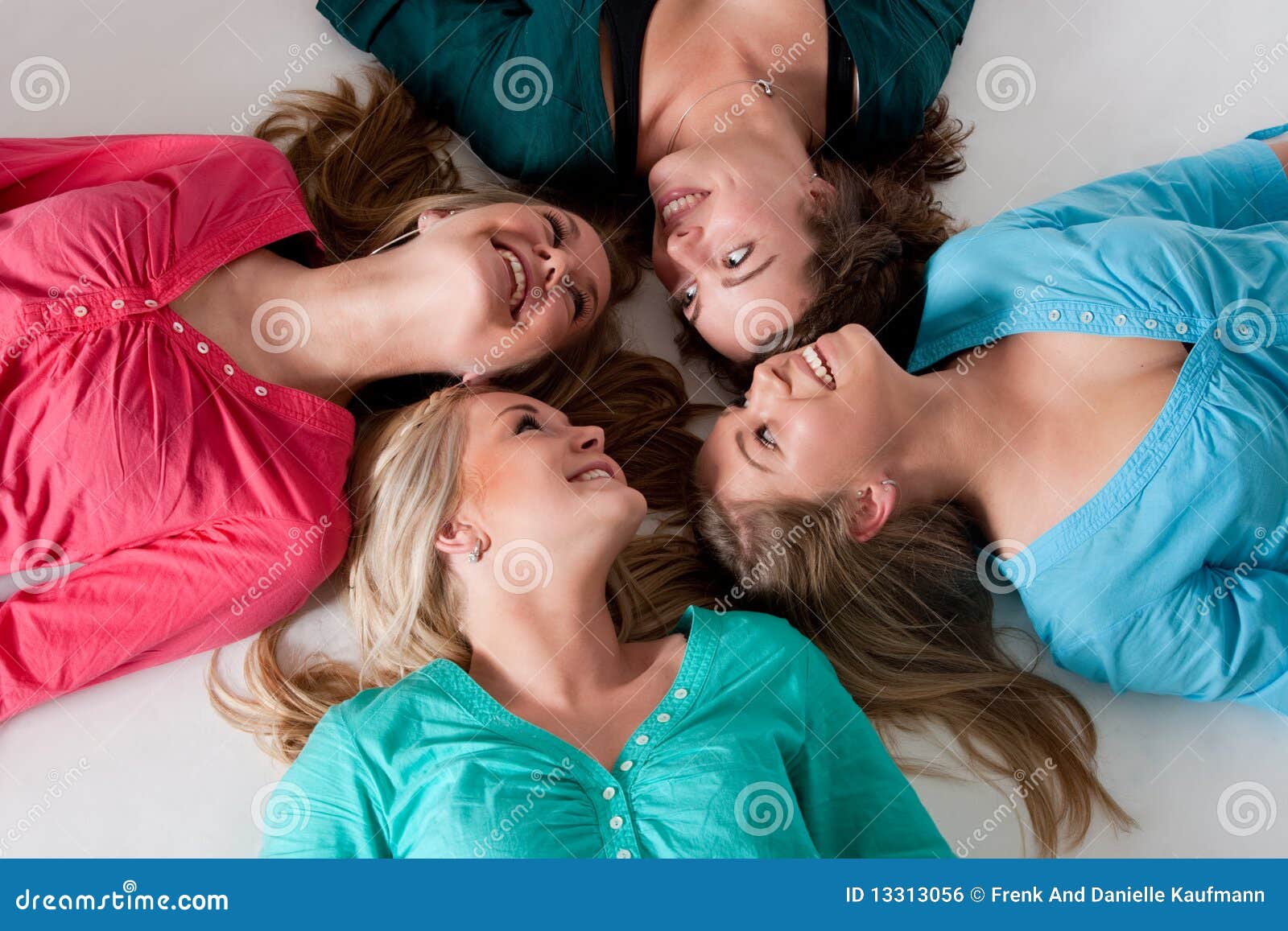 4 Mädchen aus den Grund stockfoto. Bild von jahre, gruppe - 13313056