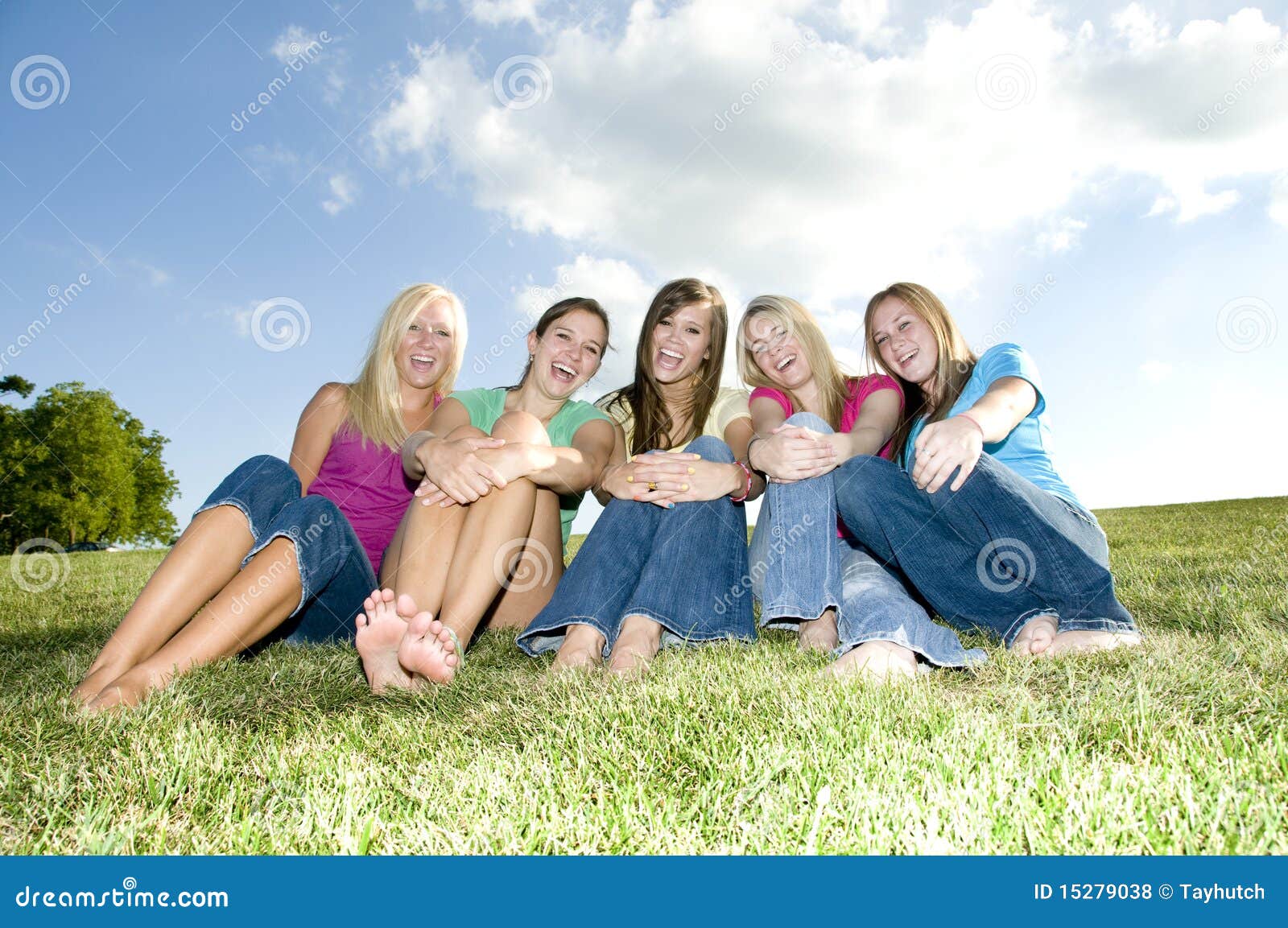 5 Ragazze Che Si Siedono Insieme E Che Ridono Fotografia Stock ...