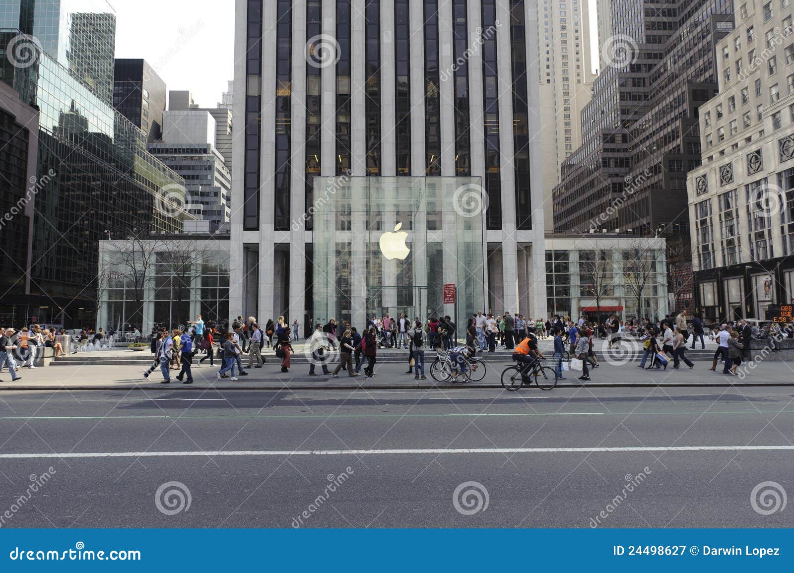 5th Avenue Apple Store in Manhattan Editorial Photography - Image of ...
