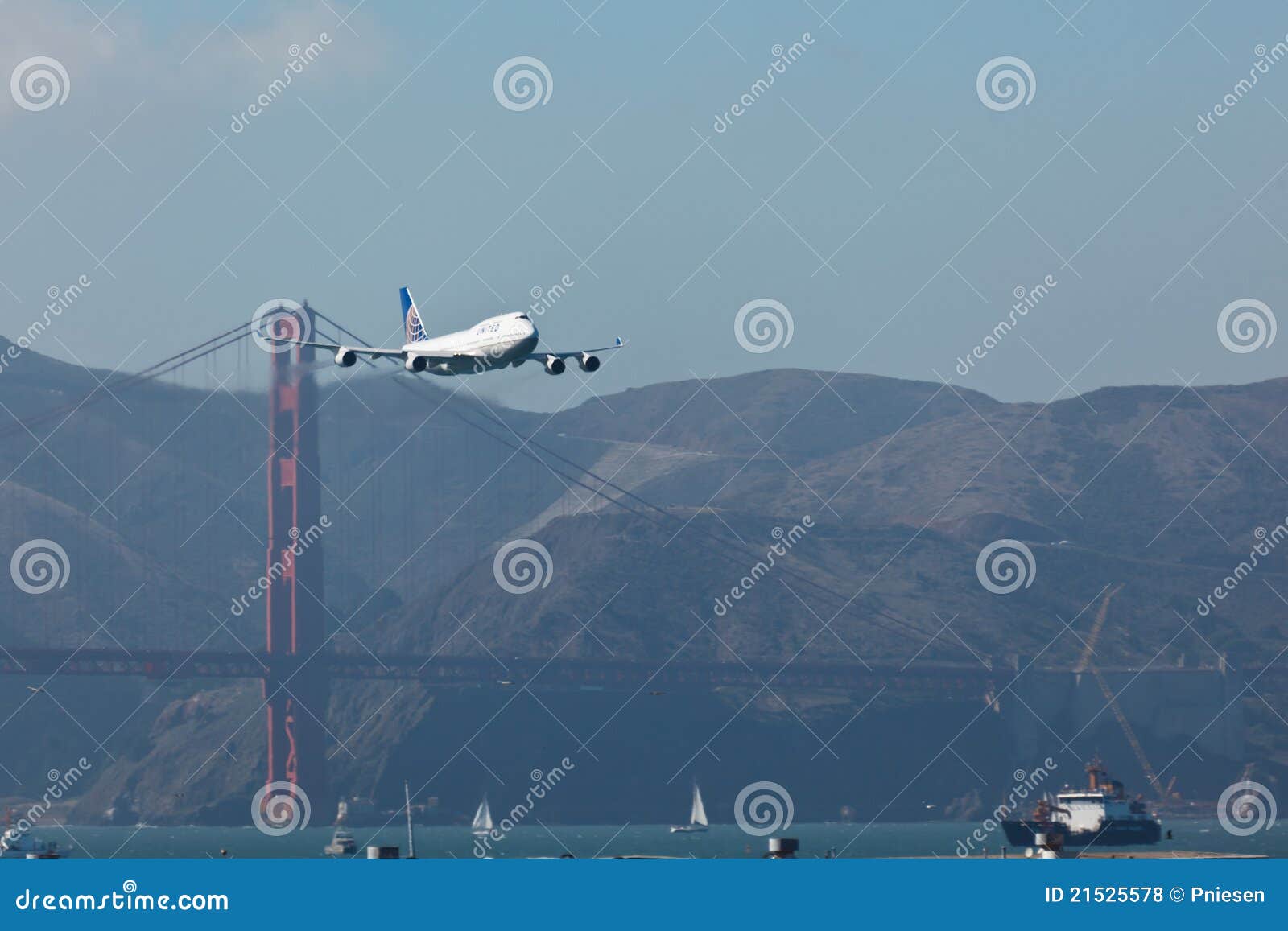 747 Jet Over Golden Gate Bridge in San Francisco Editorial Stock Photo ...
