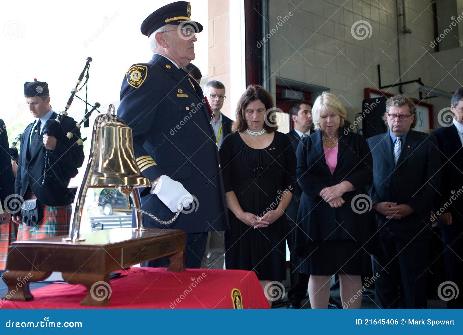 9/11 Fire Fighter Memorial editorial photo. Image of ontario - 21645406