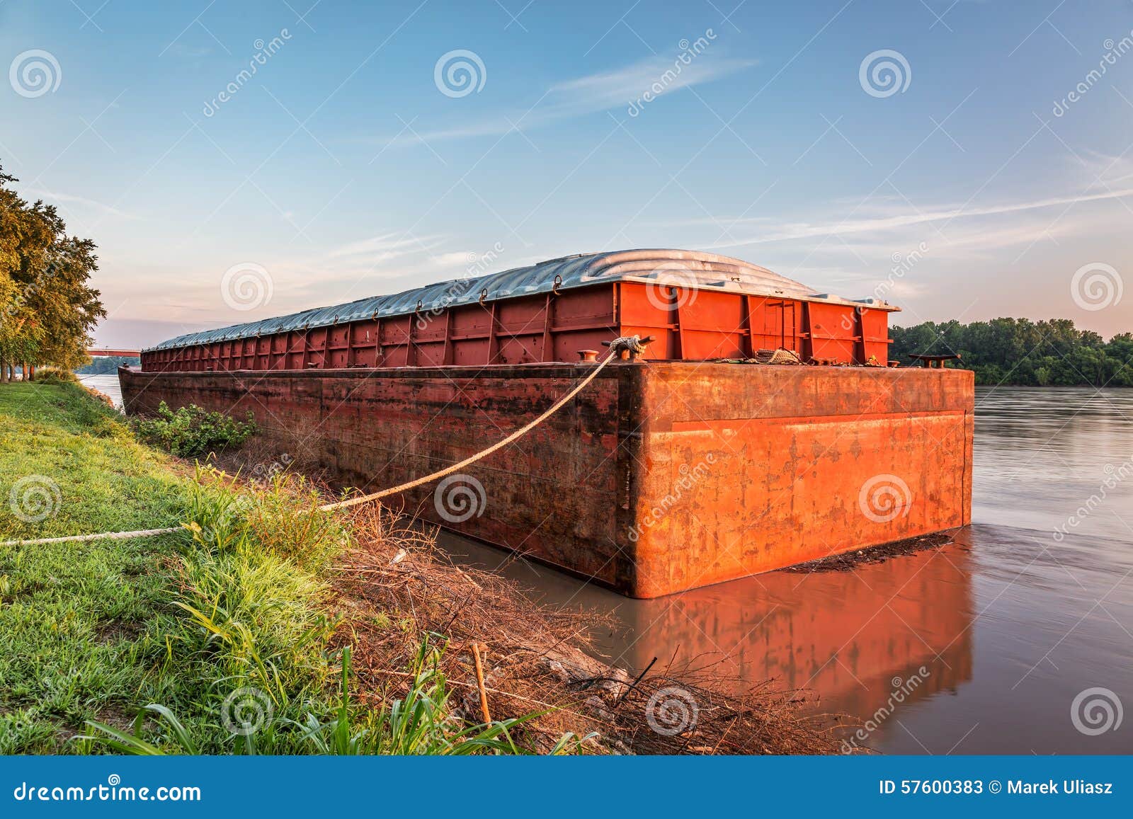 Aak Op De Rivier Van Missouri Stock Afbeelding - Image of industrieel ...