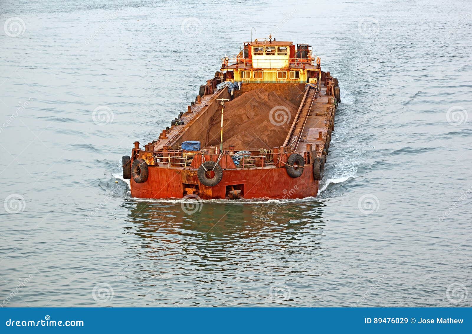 Aak Van De Ijzererts De Dragende Lading Stock Afbeelding - Image of ...
