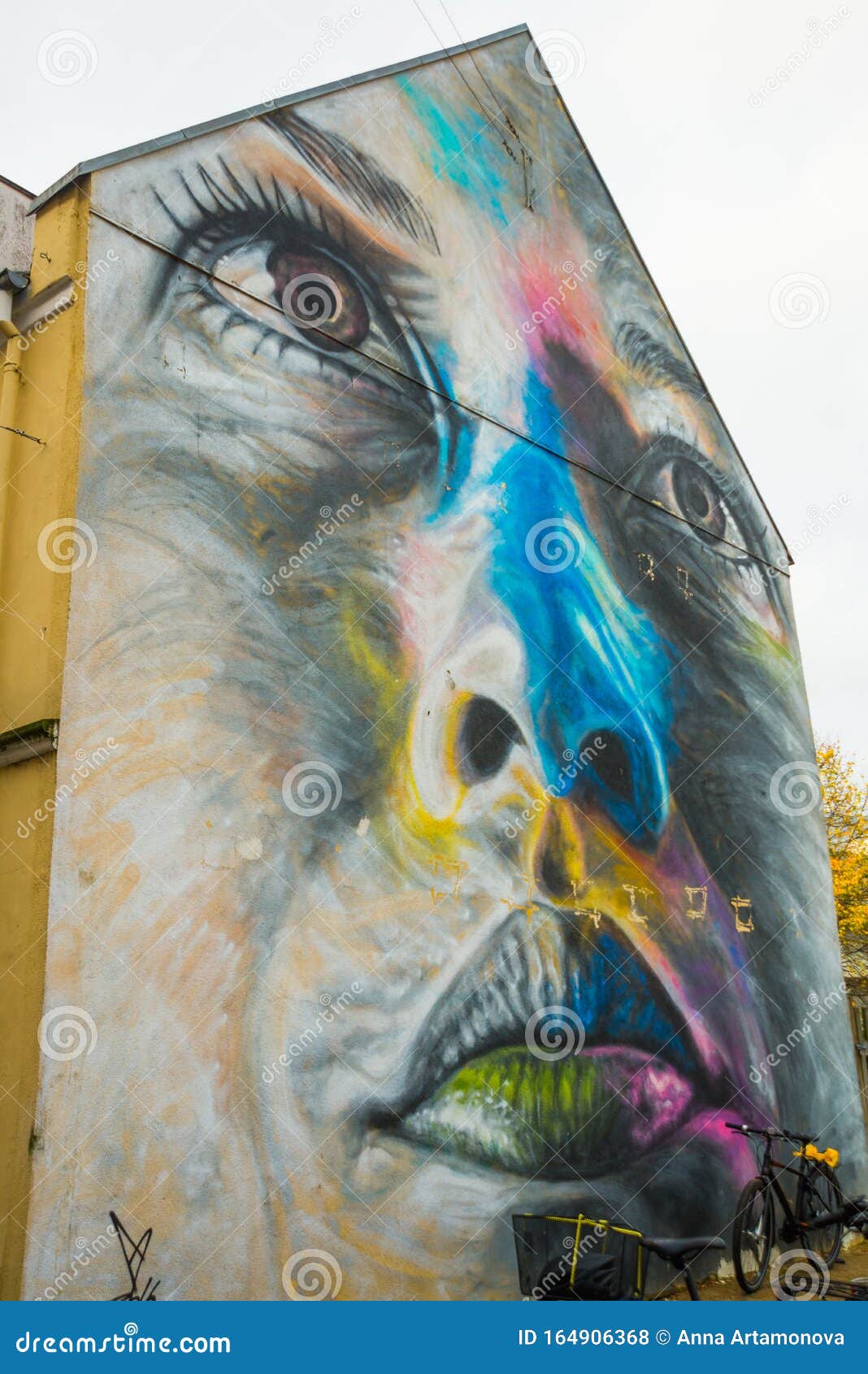 Graffiti Drawings. The Silver Wall Painted In Color Graffiti Drawing ...