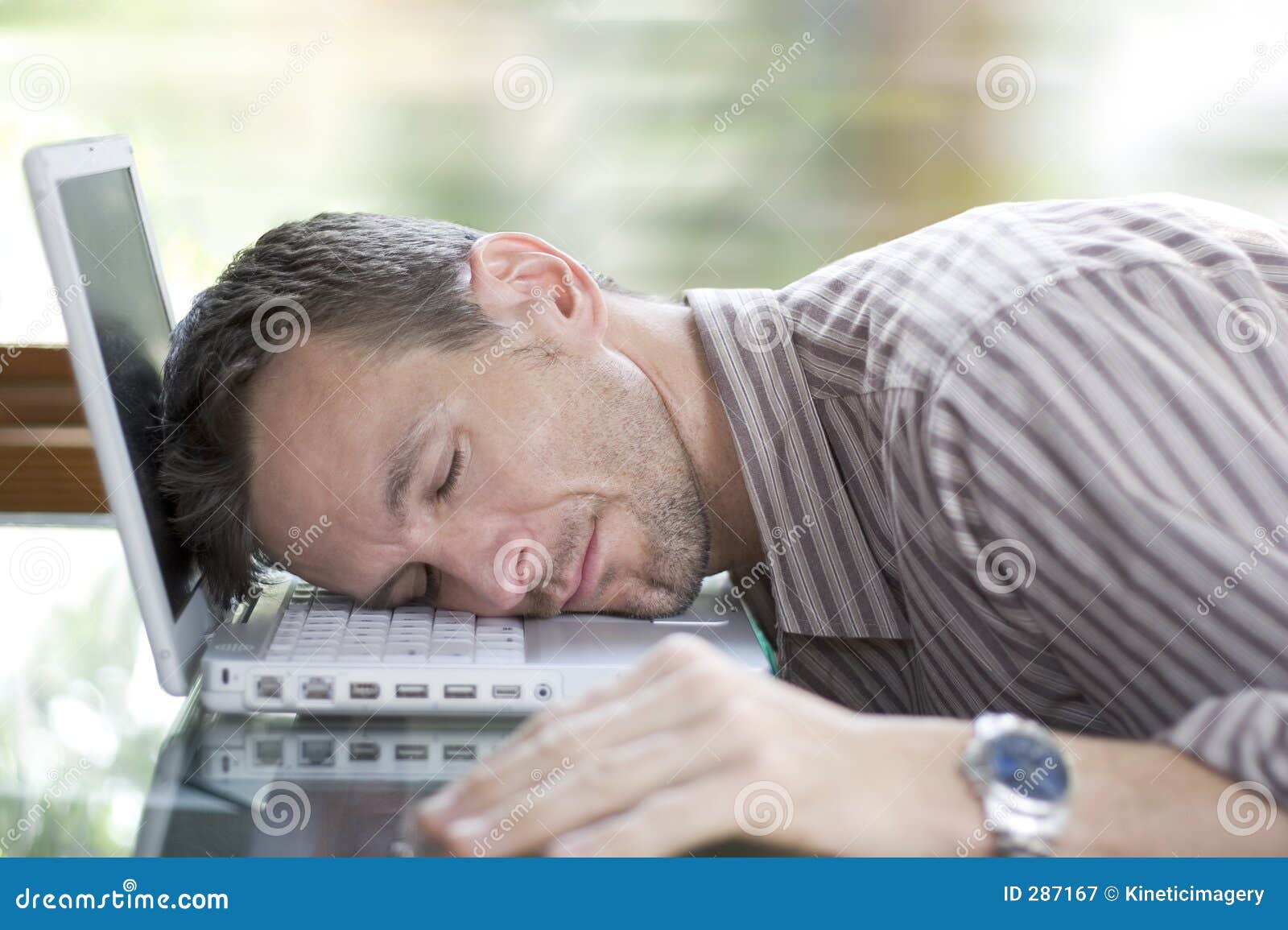 Aan vermoeid aan het werk stock afbeelding. Image of aankoop - 287167