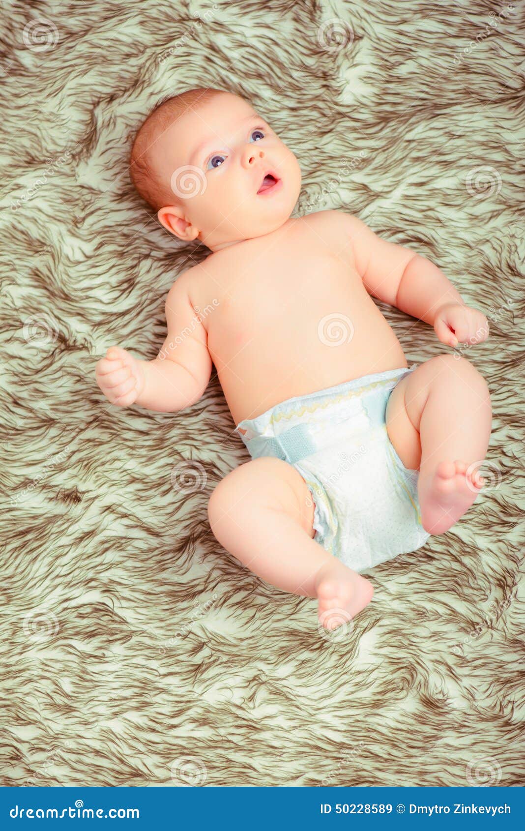 Aanbiddelijk Weinig Baby in Luier Stock Afbeelding - Image of mensen ...