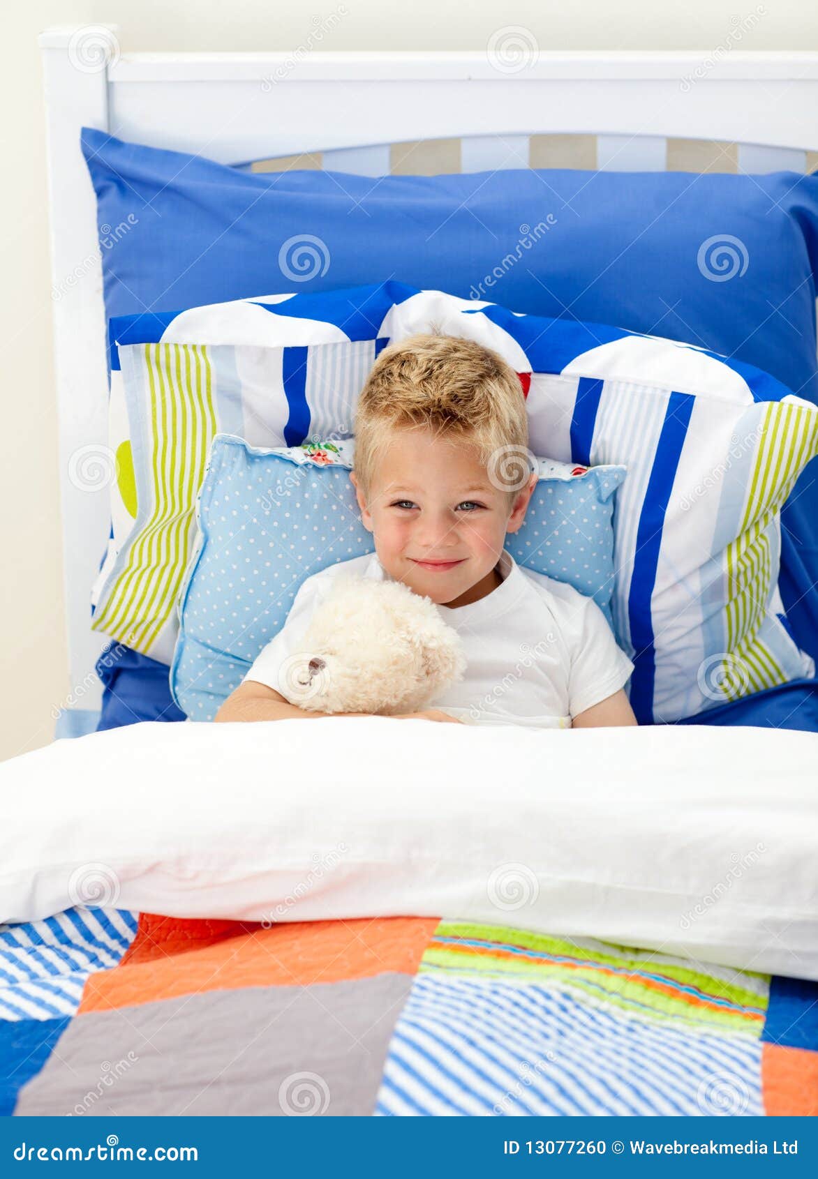 Aanbiddelijk Weinig Jongen Die in Bed Ligt Stock Foto - Image of blij ... Aanbiddelijk Weinig Jongen Die in Bed Ligt Stock Foto - Image of blij ...