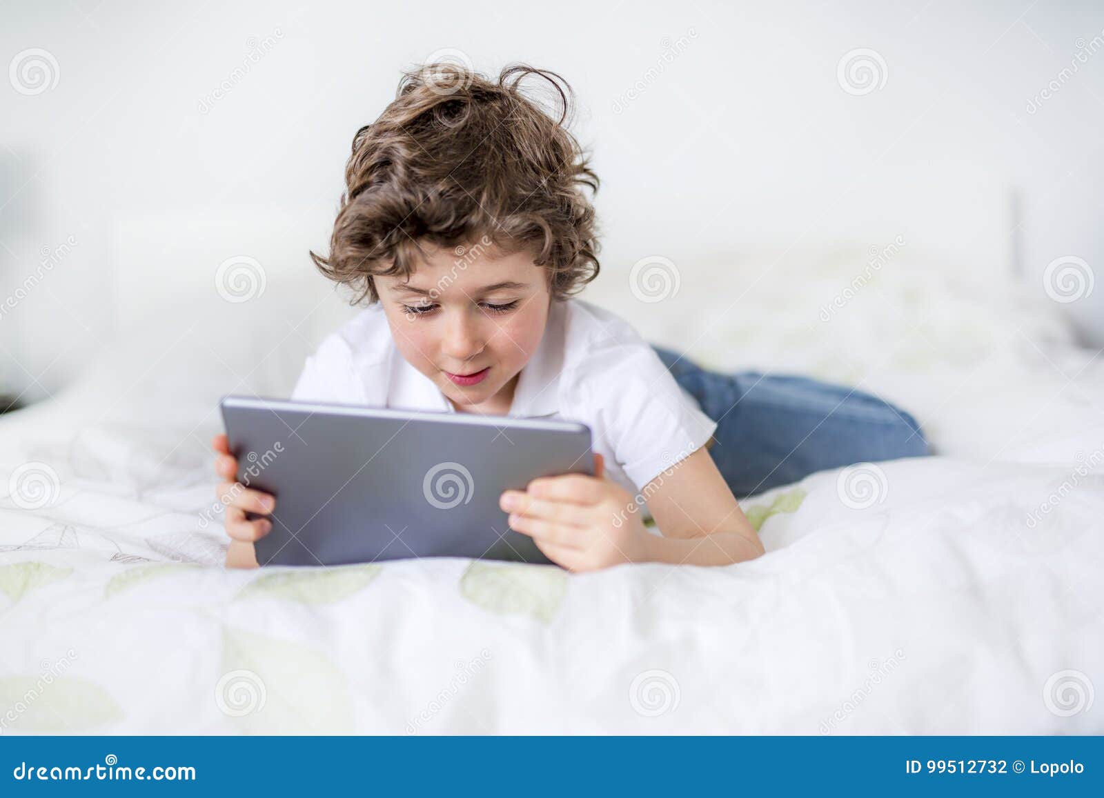 Aanbiddelijk Weinig Jongen in Wit T Die in Bed Liggen Stock Foto ... Aanbiddelijk Weinig Jongen in Wit T Die in Bed Liggen Stock Foto ...