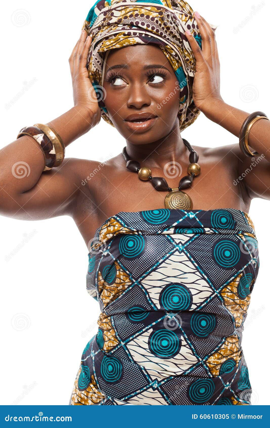 Aantrekkelijk Afrikaans Model in Traditionele Kleding Stock Afbeelding ...