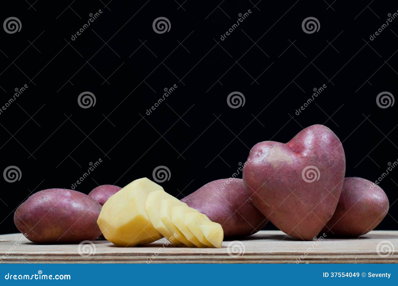 Aardappels in De Vorm Van Hart Stock Afbeelding - Image of aardappel ...