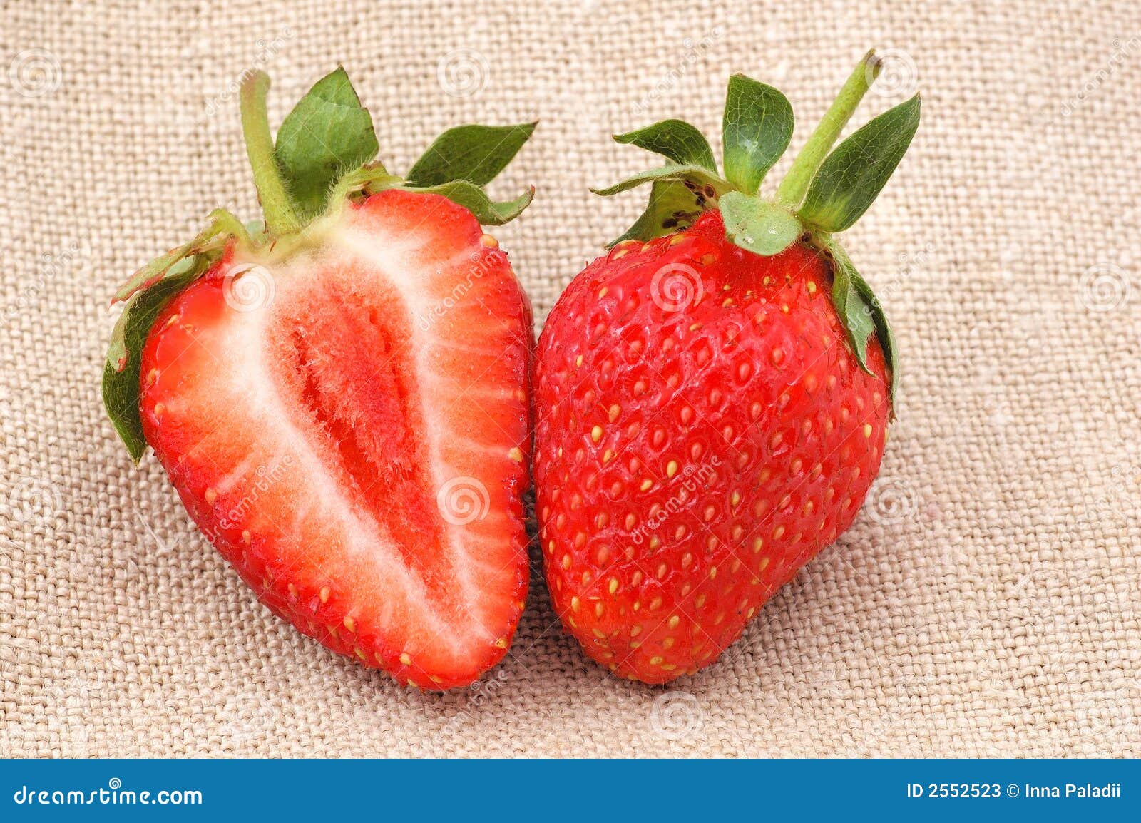 Aardbeien stock afbeelding. Image of vruchten, drank, landbouw - 2552523