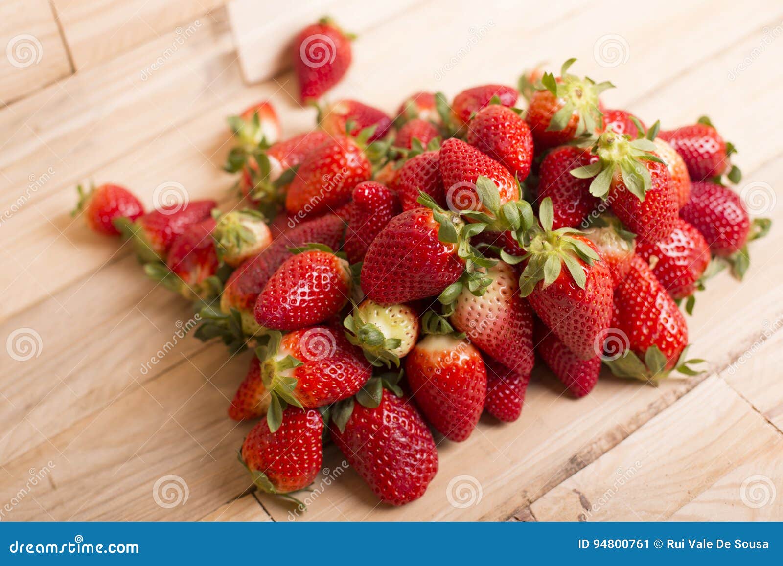 Aardbeien stock afbeelding. Image of nagerecht, houten - 94800761