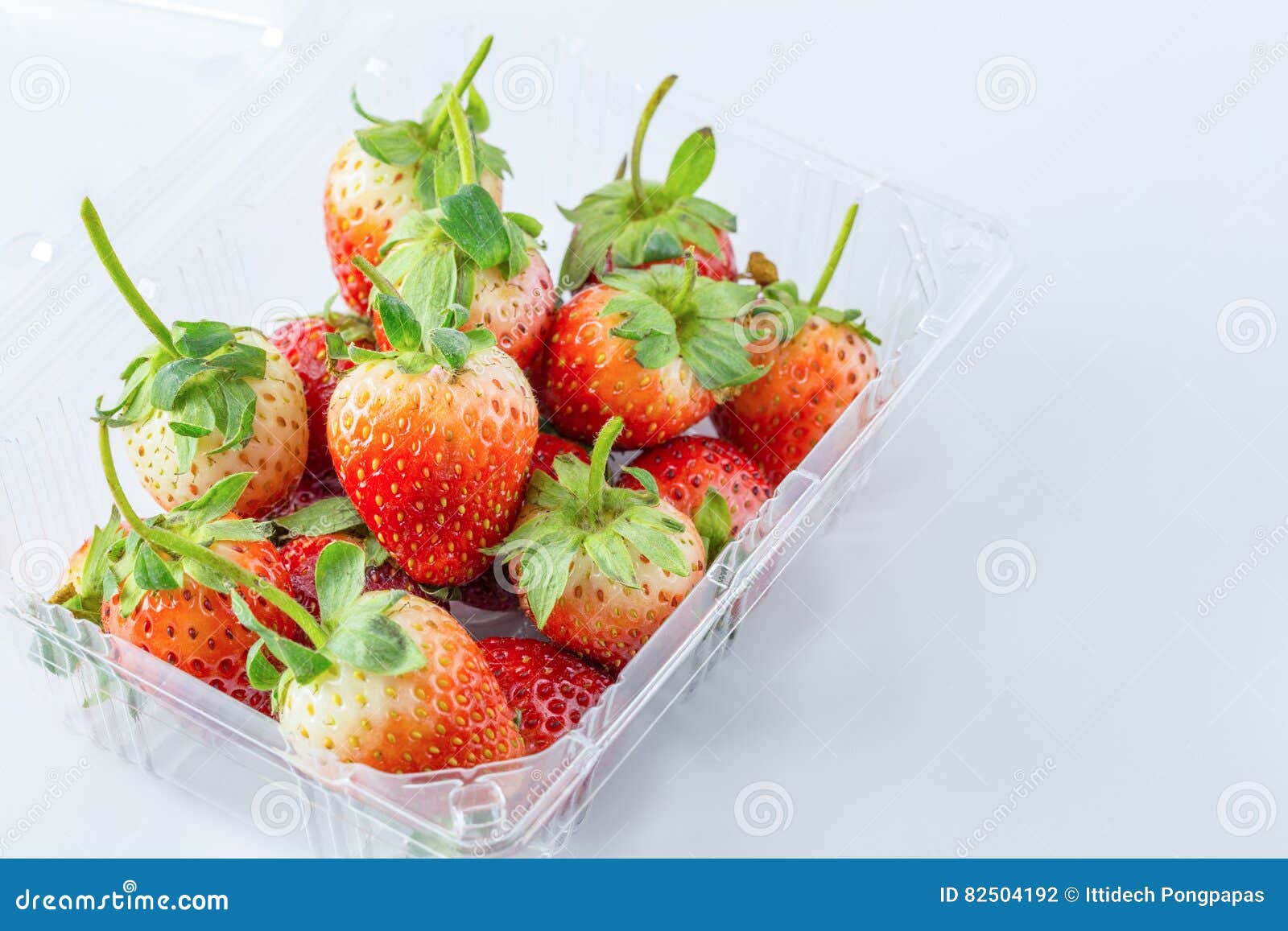 Aardbeien in Plastic Verpakking Stock Foto - Image of rijp, verpakking ...