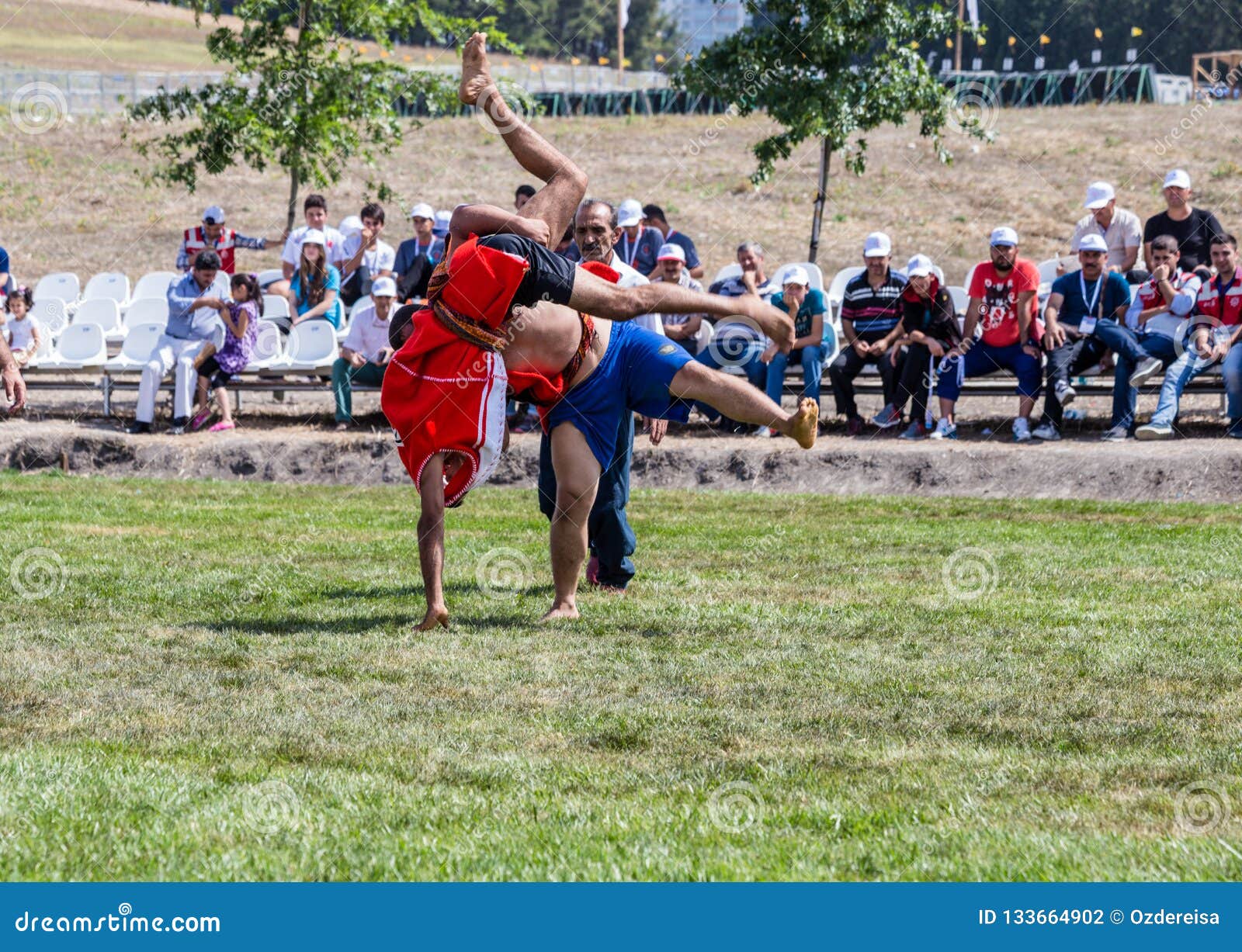 Aba Die is Het Traditionele Turkse Worstelen Worstelen Redactionele ...