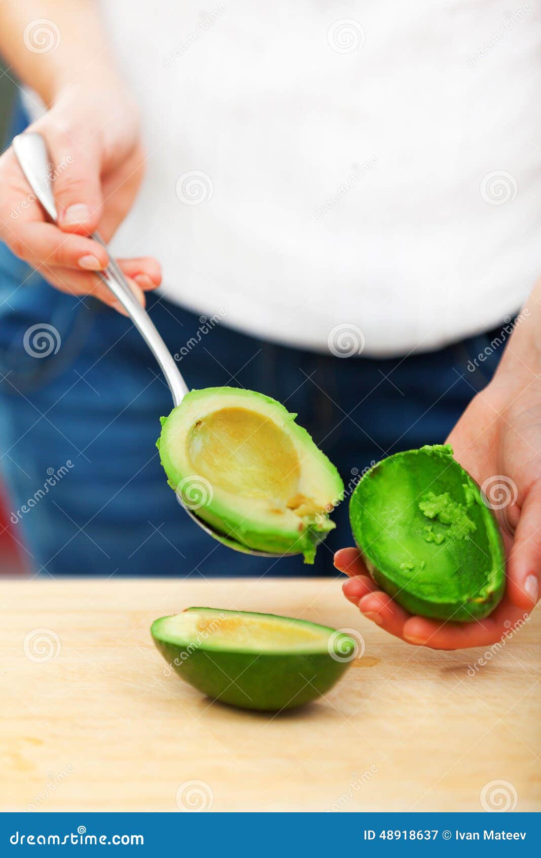 Abacate Da Casca Da Jovem Mulher Imagem de Stock - Imagem de cozinha ...