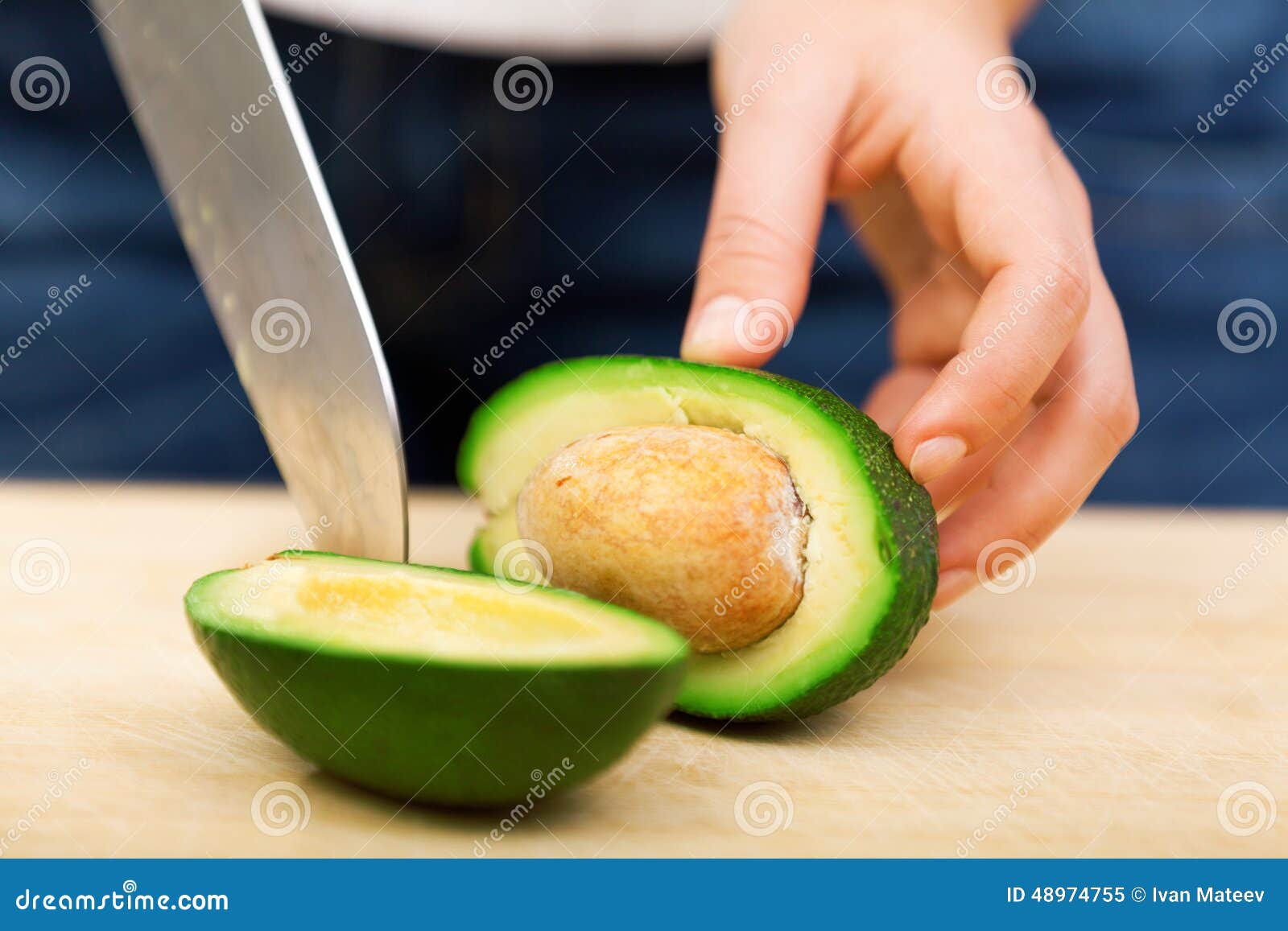 Abacate Da Casca Da Jovem Mulher Imagem de Stock - Imagem de gourmet ...