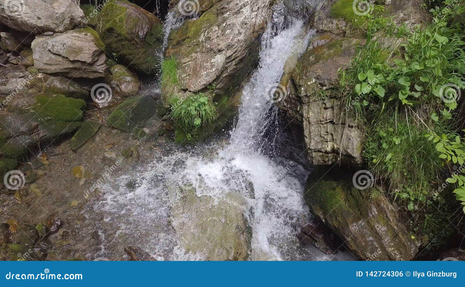 Abaissant Avec De L'eau Pour Lapider, Tir De Bourdon Photo stock ...