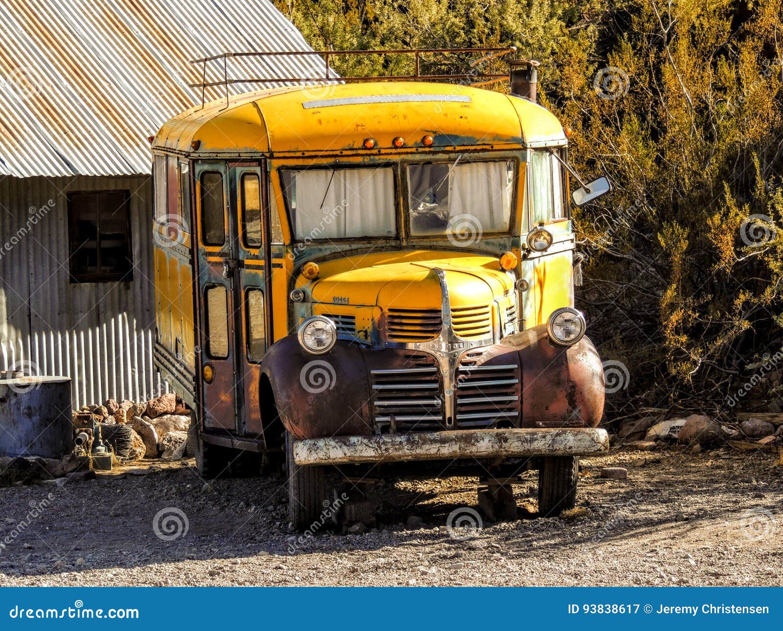 Abandoned bus and building editorial photography. Image of rusty - 93838617