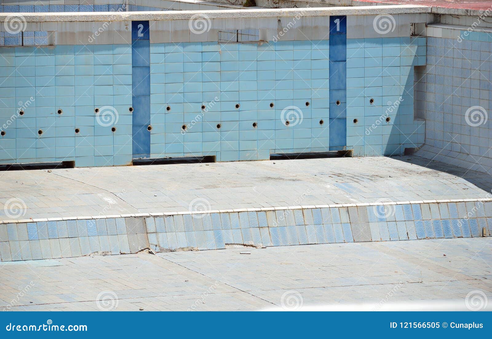 Empty abandoned pool stock image. Image of grungy, empty - 121566505