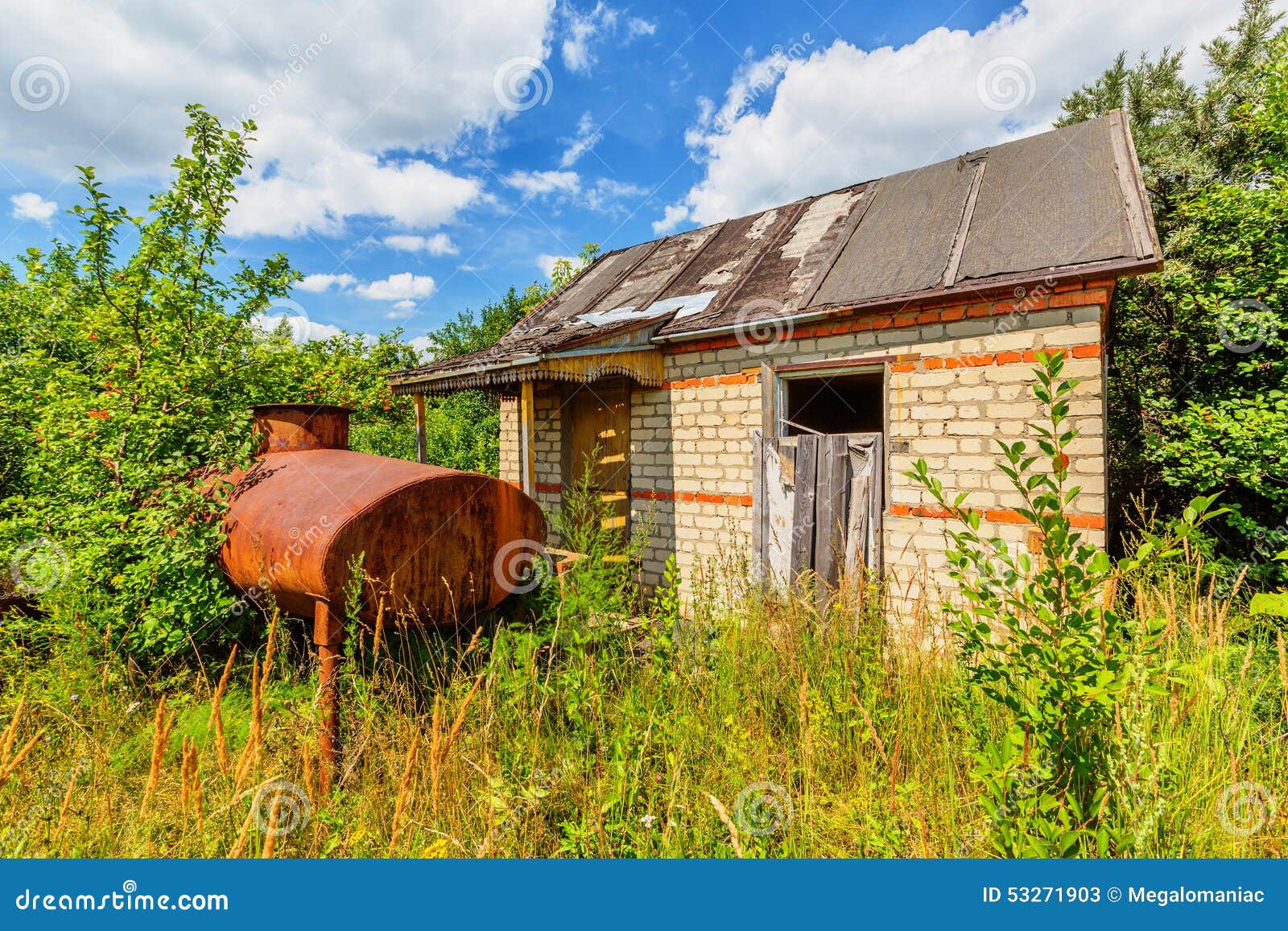 Abandoned hut stock image. Image of home, cloud, humpy - 53271903