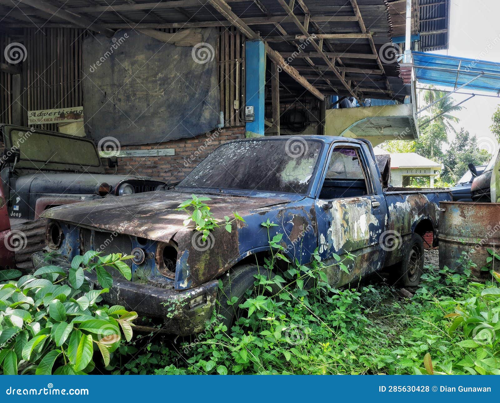 Abandoned Old Car in Warehouse Stock Photo - Image of classic, engine ...