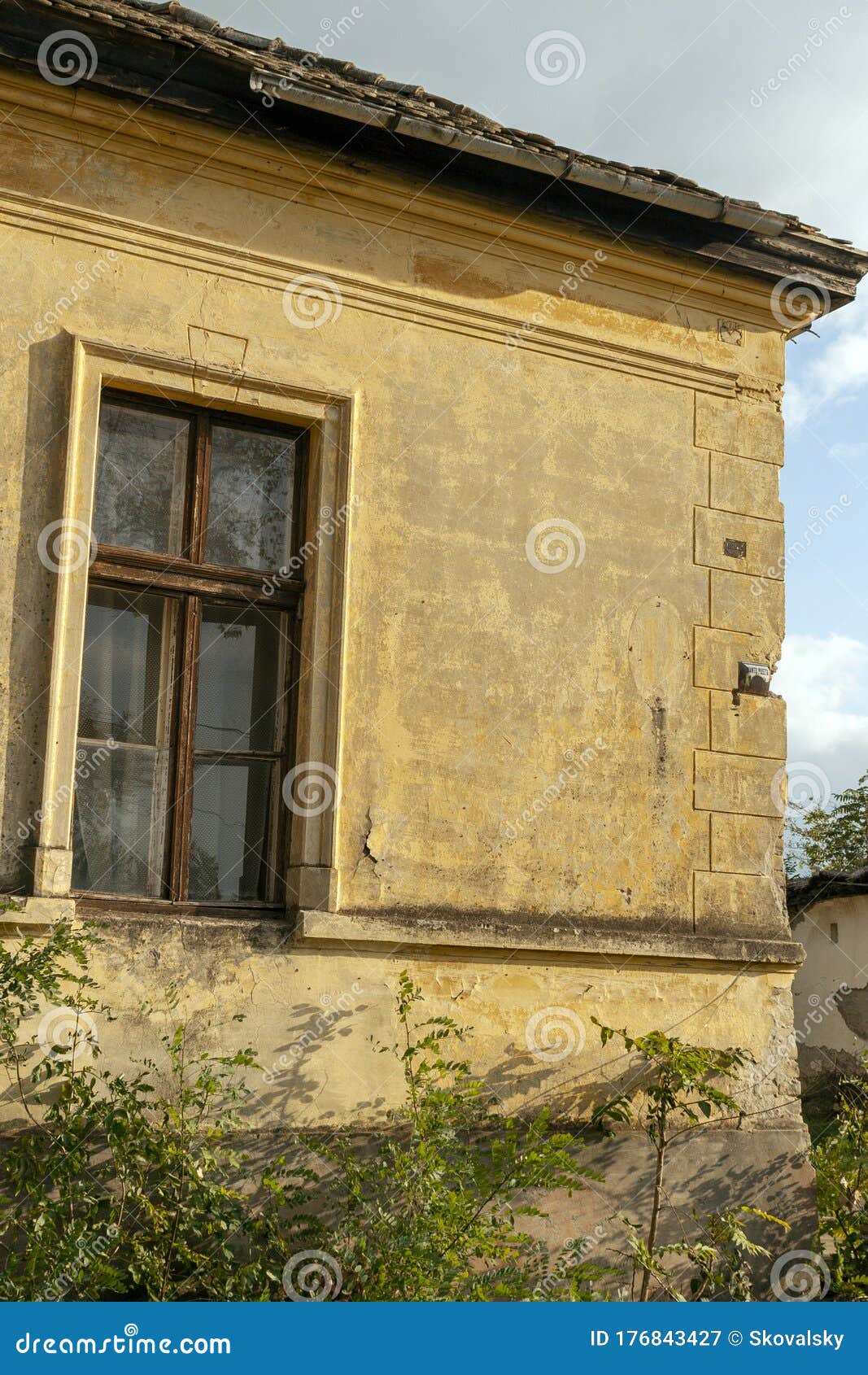 Abandoned Old House with Faded Paint Stock Image - Image of land, paint ...