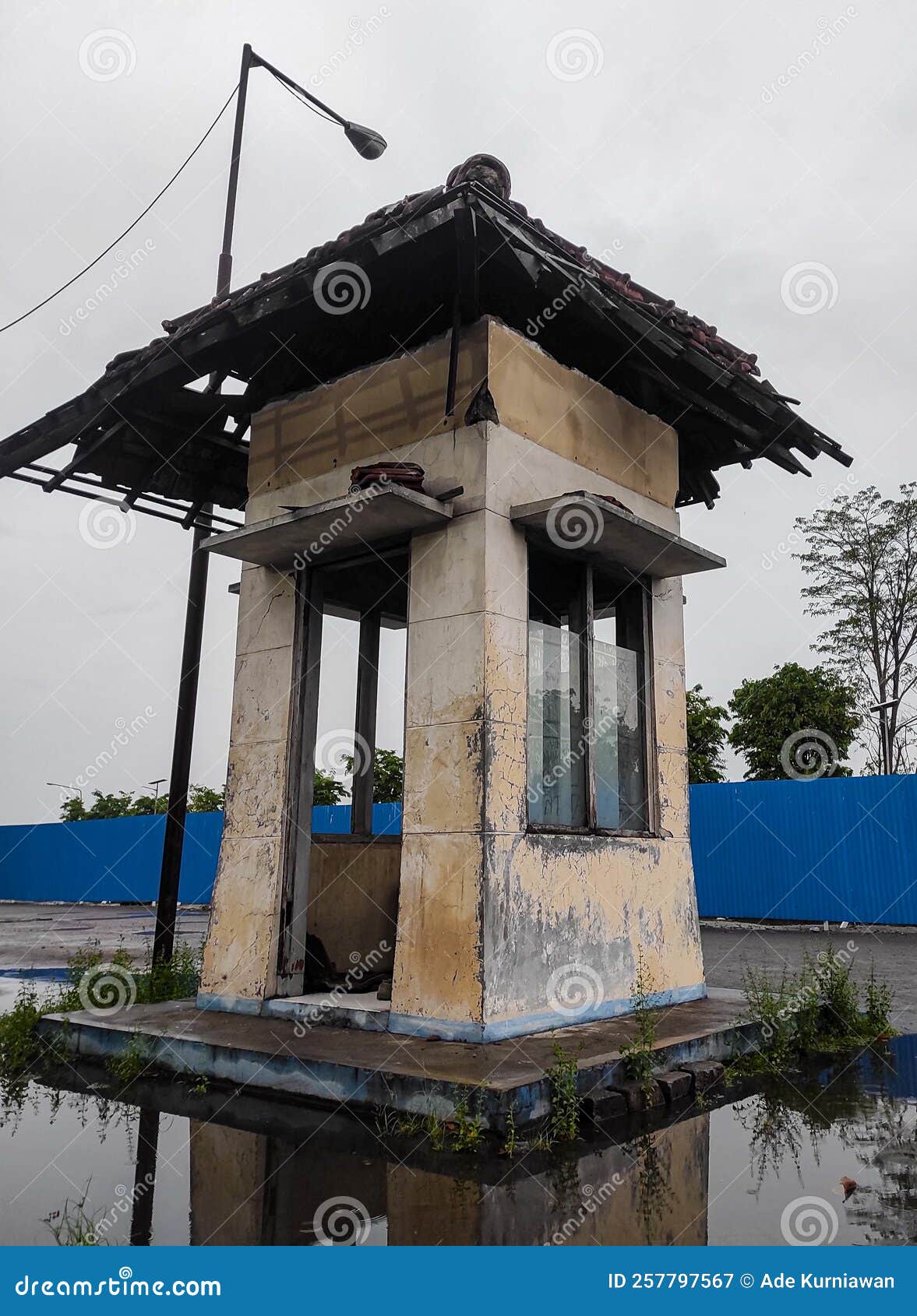 Abandoned Old Small Building with Broken Roof and Wall Paint Stock ...