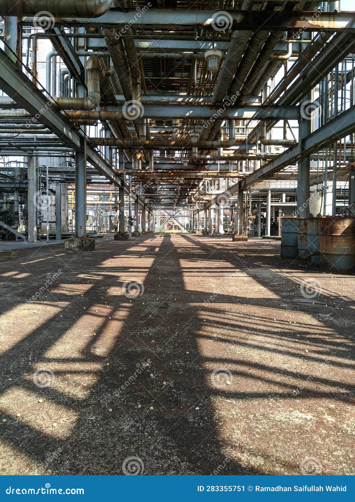 Abandoned refinery unit stock image. Image of unit, bridge - 283355751