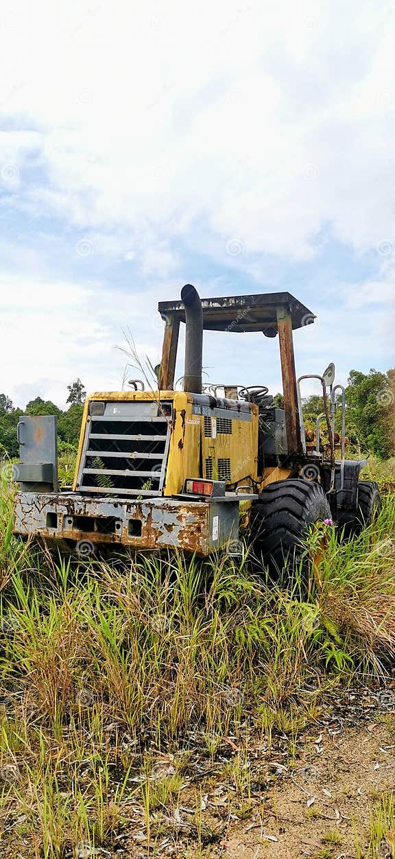 Abandoned Rusty Tractor or Wheel Loader Editorial Photo - Image of ...