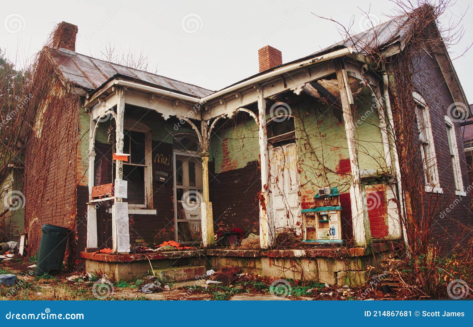 Abandoned small home editorial photo. Image of broken - 214867681