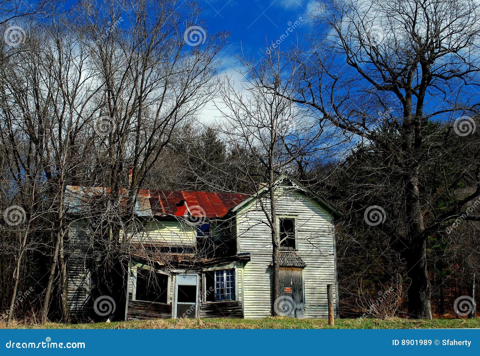Abandoned Spooky Farm House Stock Image - Image of cabin, abandoned ...