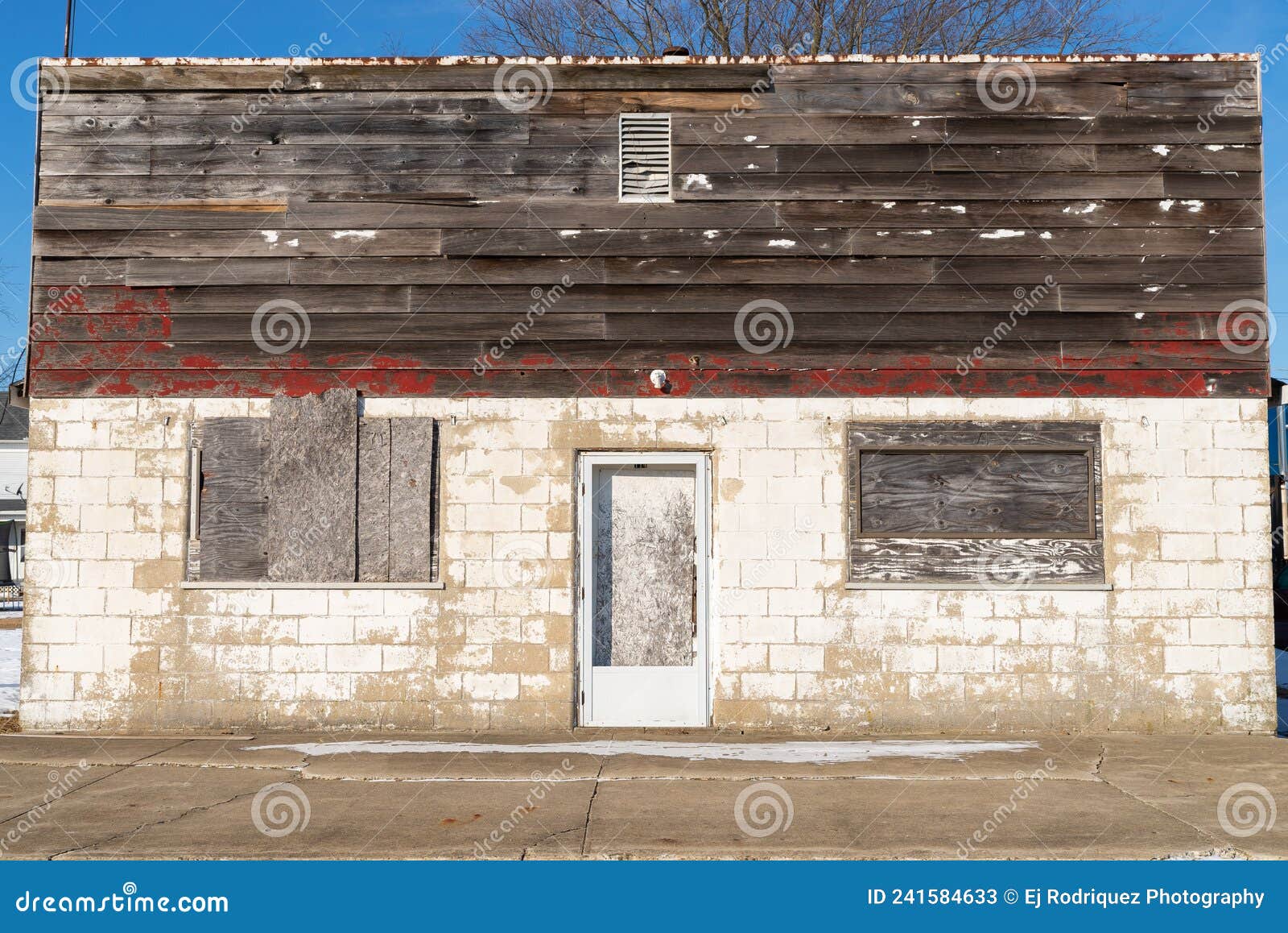 Old abandoned storefront stock image. Image of deteriorating - 241584633