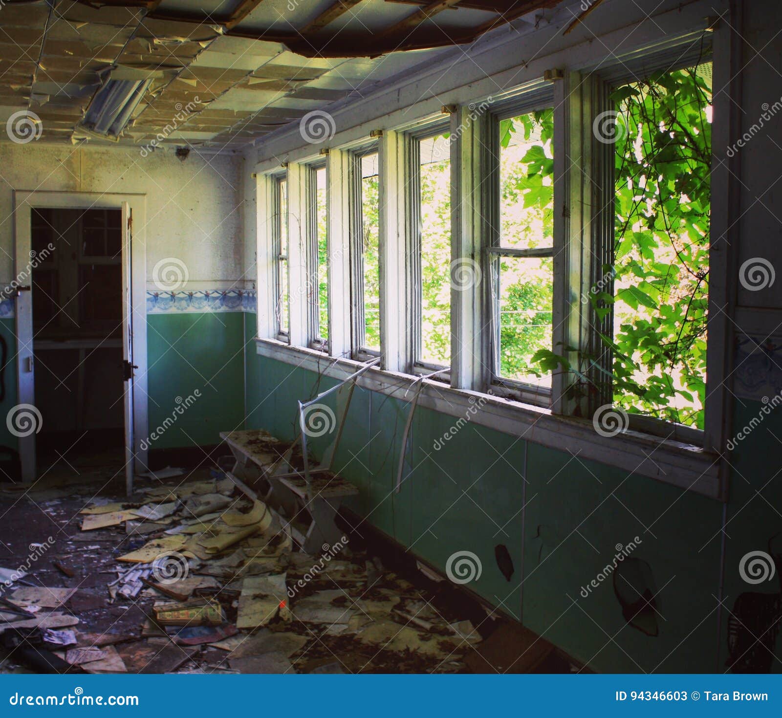 Abandoned summer camp stock image. Image of windows, urbex - 94346603