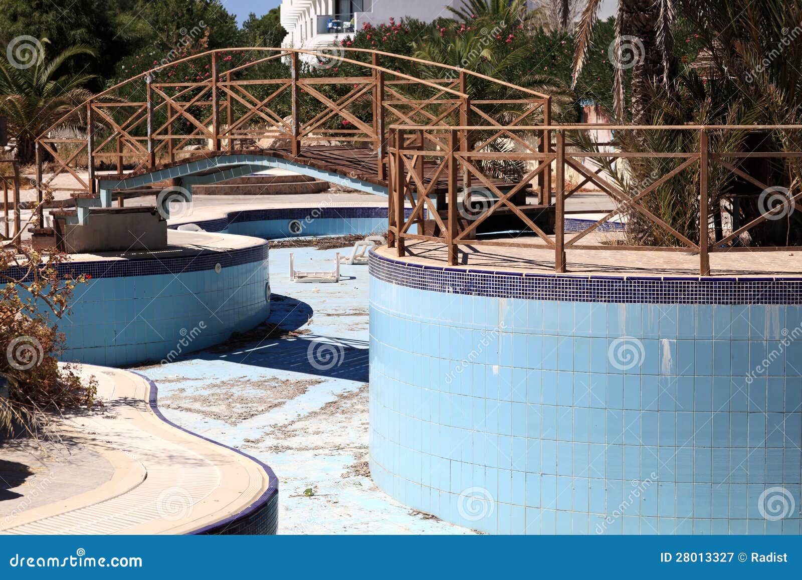 Abandoned swimming pool stock image. Image of ruin, overgrown - 28013327