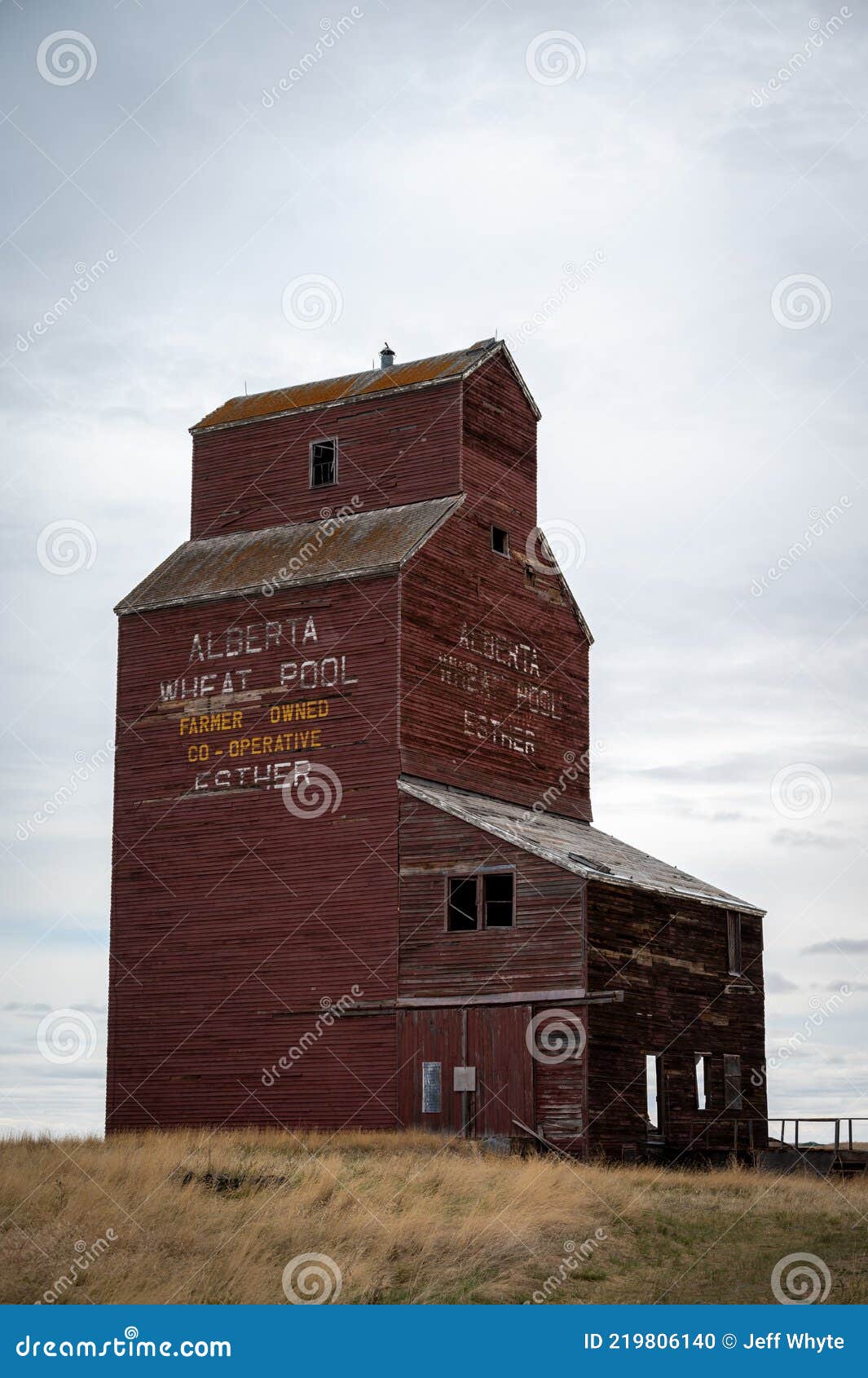Abandoned Wheat Pool Elevator Editorial Image - Image of facade ...