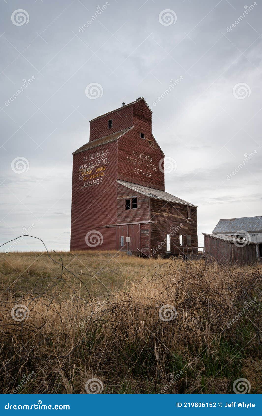 Abandoned Wheat Pool Elevator Editorial Photography - Image of ghost ...