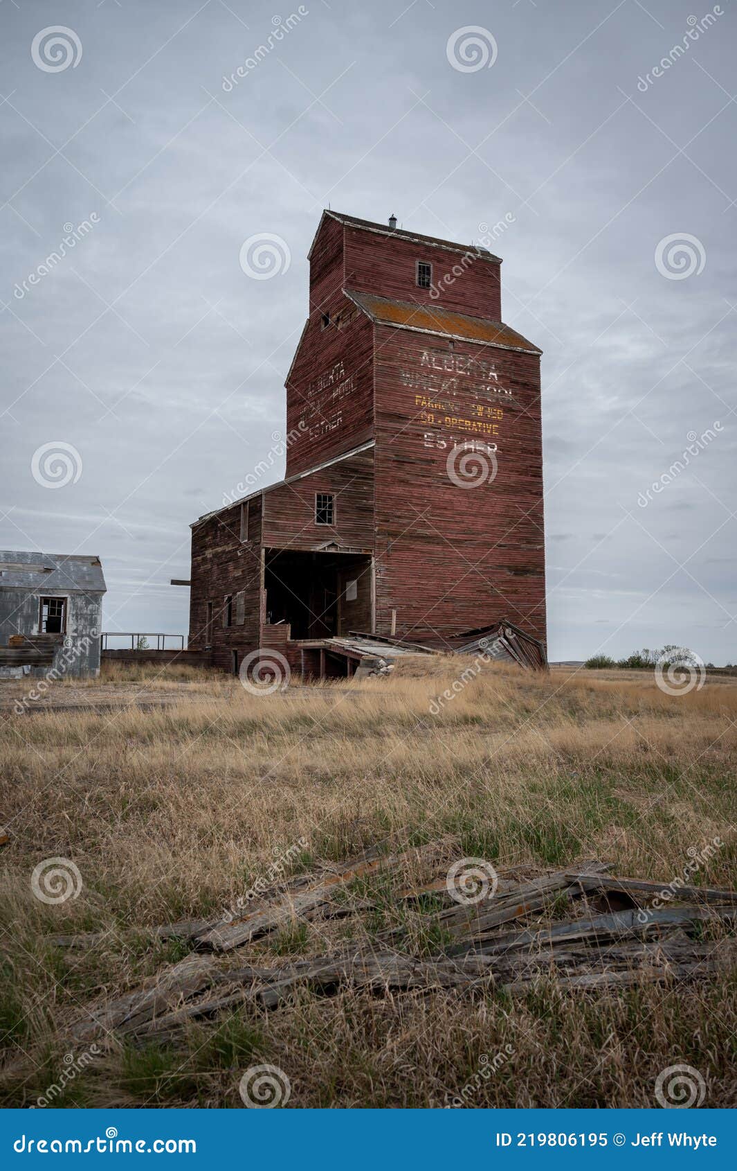 Abandoned Wheat Pool Elevator Editorial Image - Image of transportation ...