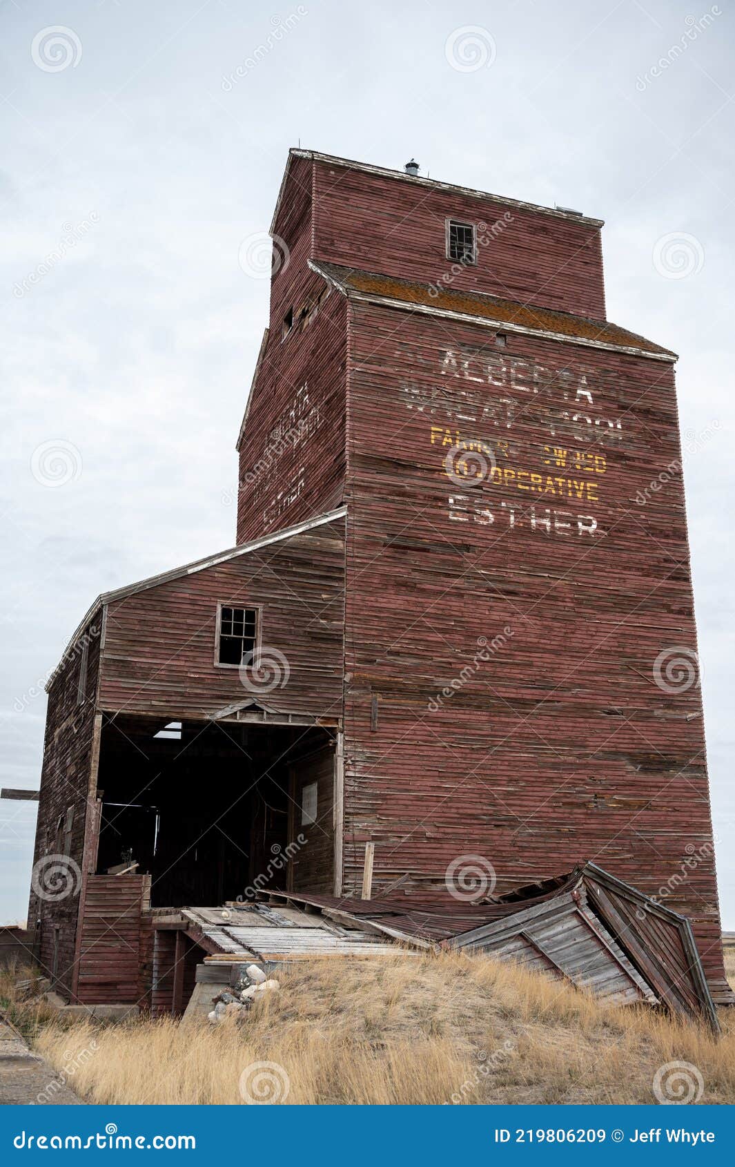 Abandoned Wheat Pool Elevator Editorial Stock Image - Image of 2021 ...