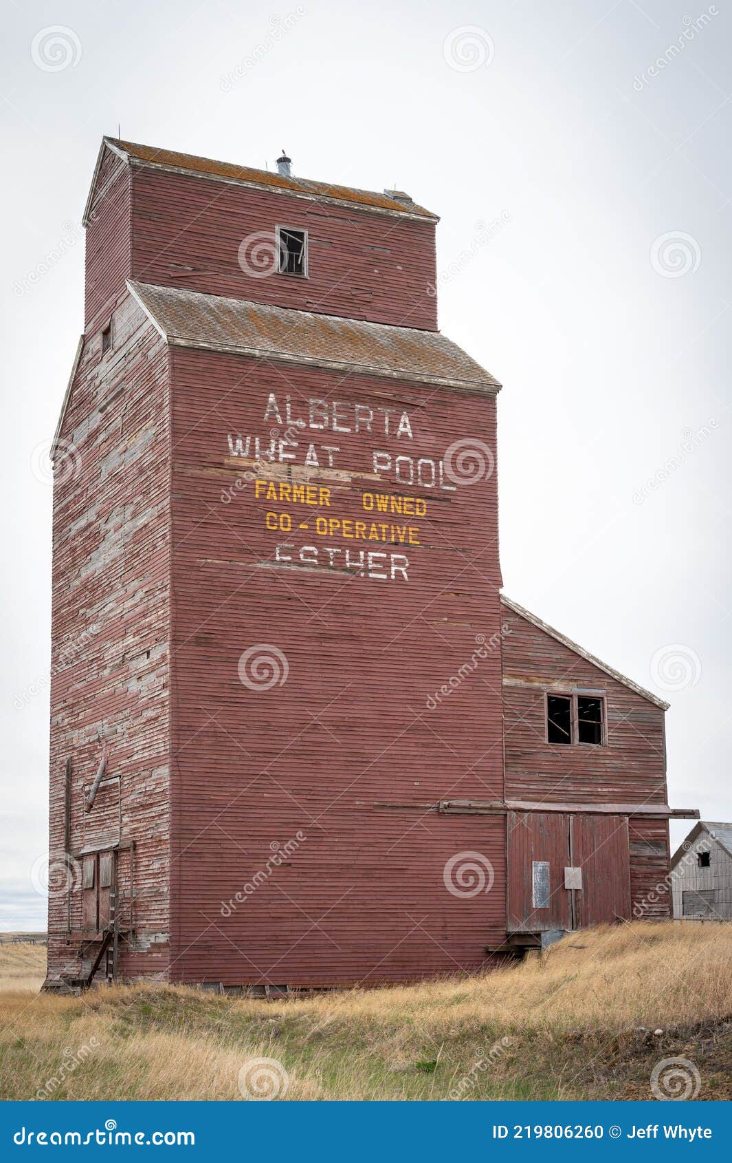 Abandoned Wheat Pool Elevator Editorial Image - Image of town, prairie ...
