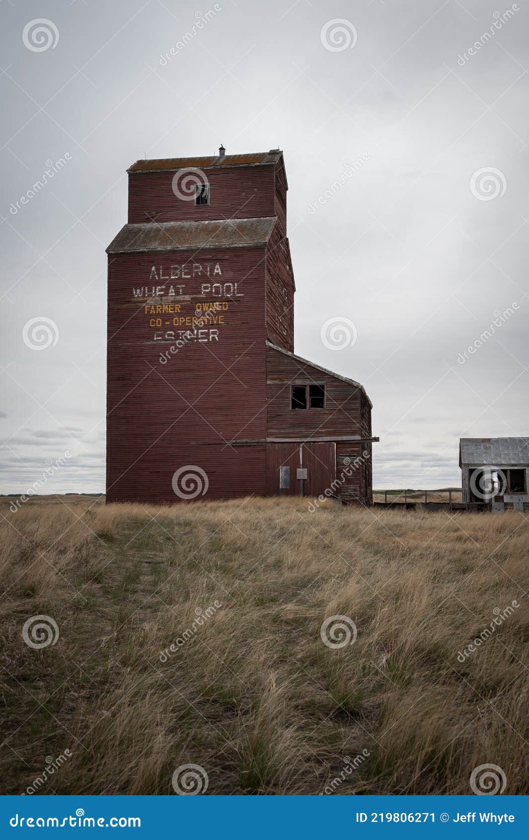 Abandoned Wheat Pool Elevator Editorial Photo - Image of vanishing ...