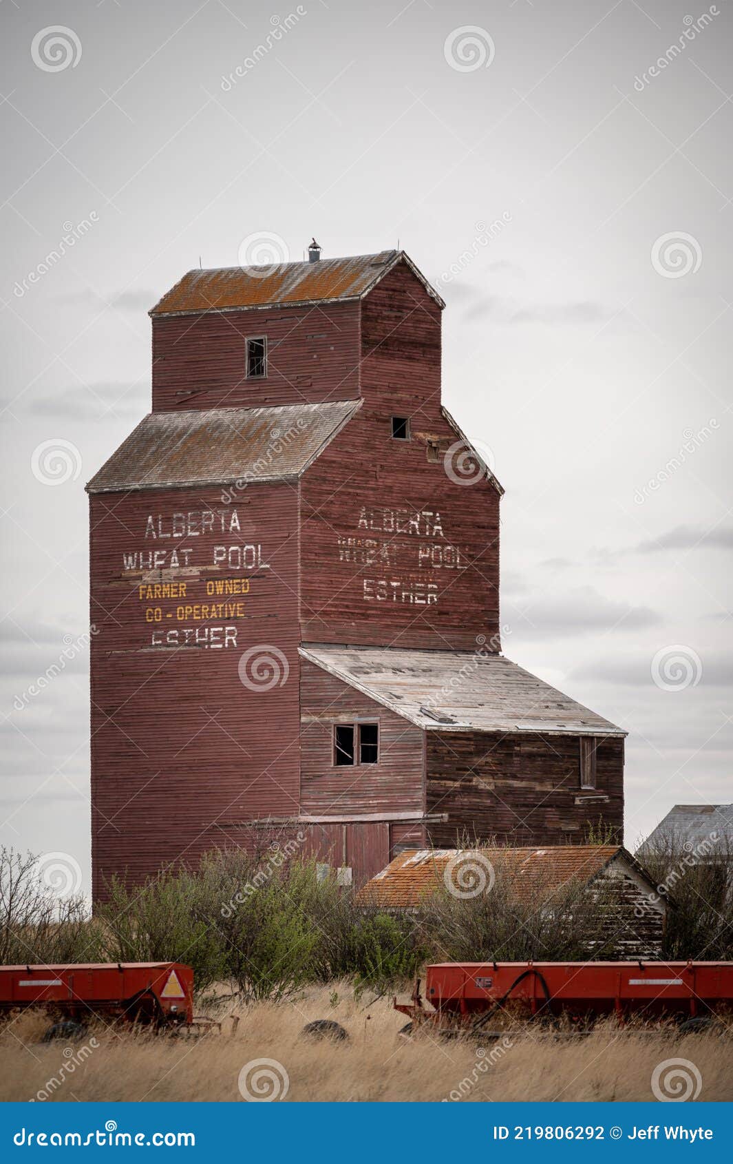 Abandoned Wheat Pool Elevator Editorial Photography - Image of farm ...