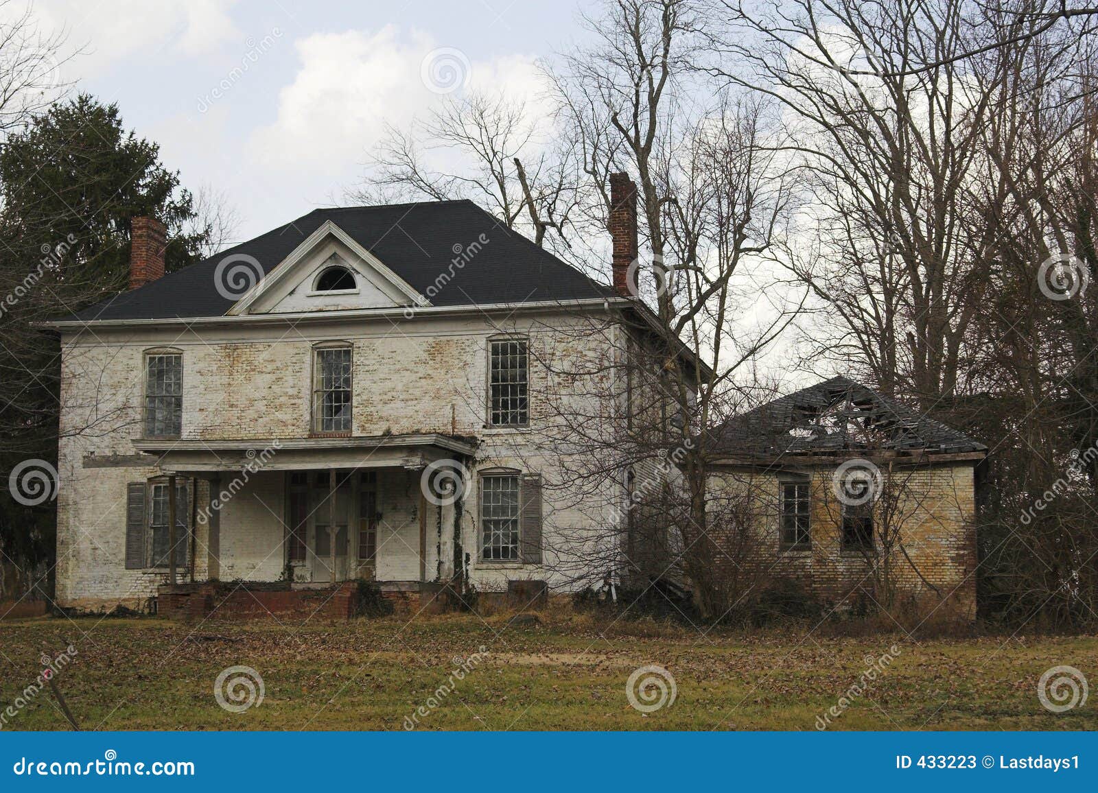 Abandoned white House stock image. Image of shingles, empty - 433223